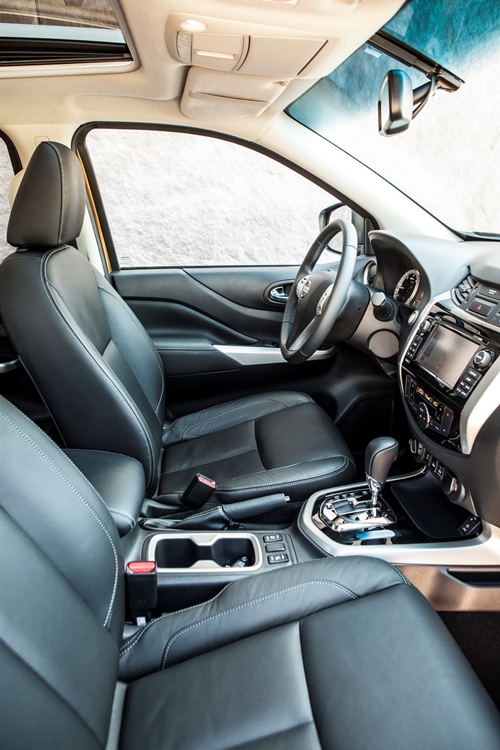 โปรดจงจับผิด! Nissan NP300 Navara European Version แตกต่างจากไทยตรง ...