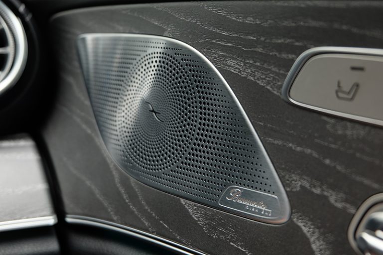 ราคาอย่างเป็นทางการ Mercedes-Benz CLS 300d : 4,390,000 บาท (รุ่นประกอบ ...