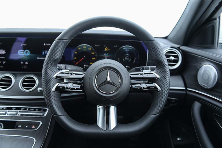 ราคาอย่างเป็นทางการ Mercedes-Benz E 300e Plug-in Hybrid (Facelift ...