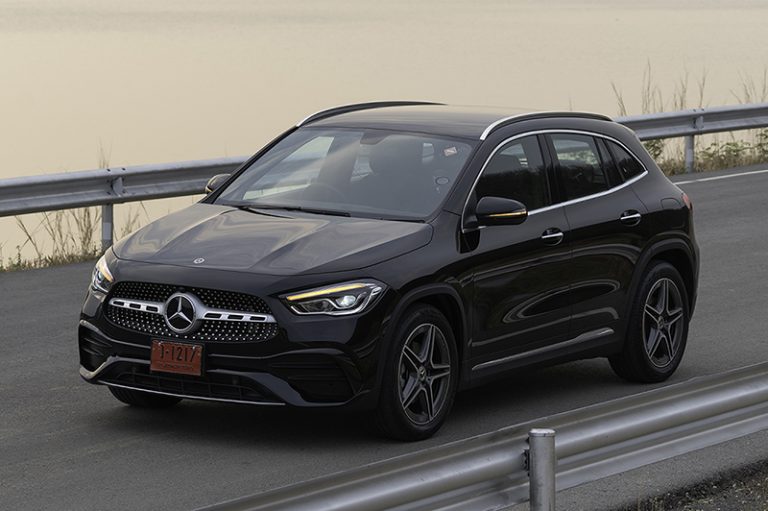 Headlightmag Clip รีวิว ทดลองขับ Mercedes-Benz GLA 200 AMG Dynamic ...