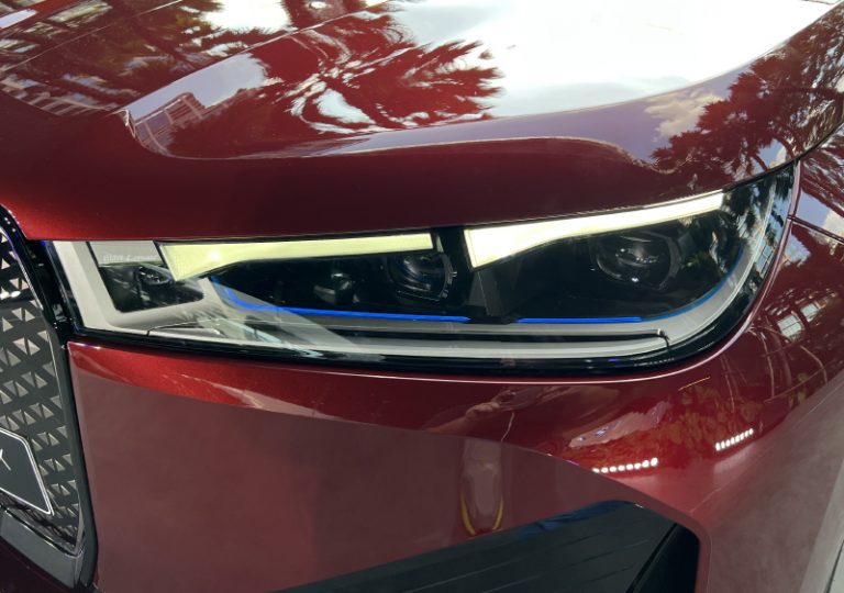 Headlightmag Clip พาไปชมรอบคัน BMW iX มอเตอร์คู่ 523 แรงม้า วิ่งได้ไกล ...