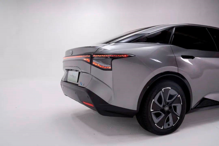 Toyota bZ3 รถ EV ตัวถังซีดาน Fastback คันแรกของตระกูล bZ-series ผลิตผลจากความร่วมมือระหว่าง ...