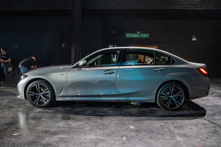 ภาพคันจริง BMW 330 Li M Sport LCI (G28) | ยาวกว่าจอ ก็ฐานล้อนี่แหละครับ ...
