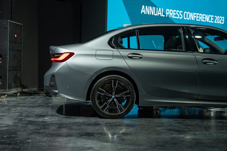 ภาพคันจริง BMW 330 Li M Sport LCI (G28) | ยาวกว่าจอ ก็ฐานล้อนี่แหละครับ ...