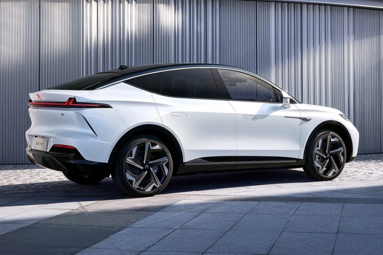 Rising Auto R7 SUV ทรง Coupe พลังไฟฟ้าล้วน 544 แรงม้า สลับแบตเตอรี่ มี ...