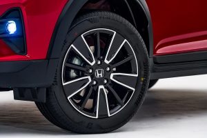 ราคาอย่างเป็นทางการ + เทียบสเป็ค All NEW Honda WR-V 1.5 CVT : 799,000 - 869,000 บาท - HeadLight ...