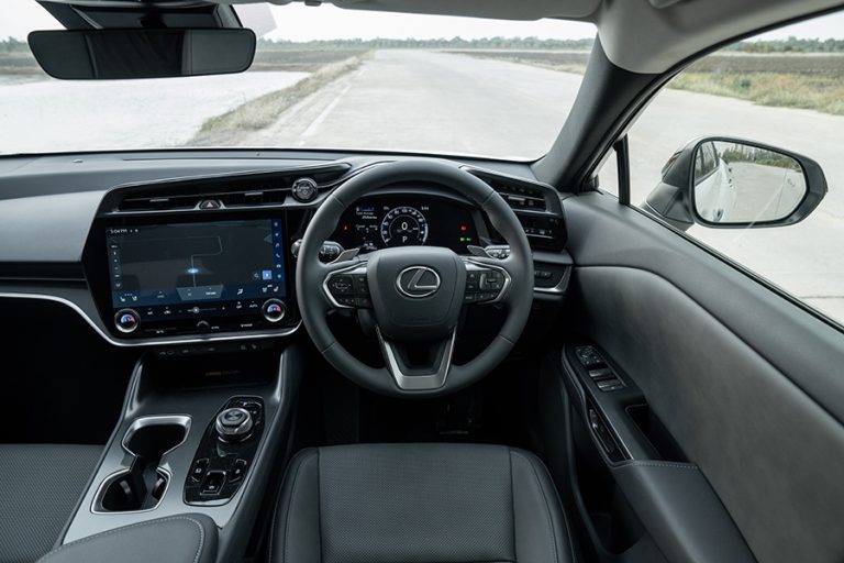 ภาพคันจริง Lexus RZ450e Luxury | แค่รุ่นนี้ก็พอแล้วไหม!? - HeadLight ...
