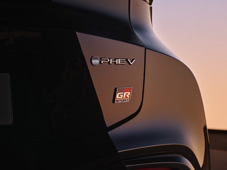 อยากให้มาไทย !? All NEW Toyota C-HR ขุมพลังเบนซิน 2.0 PHEV 223 แรงม้า วิ่งไฟฟ้าไกล 87 km. (WLTC ...