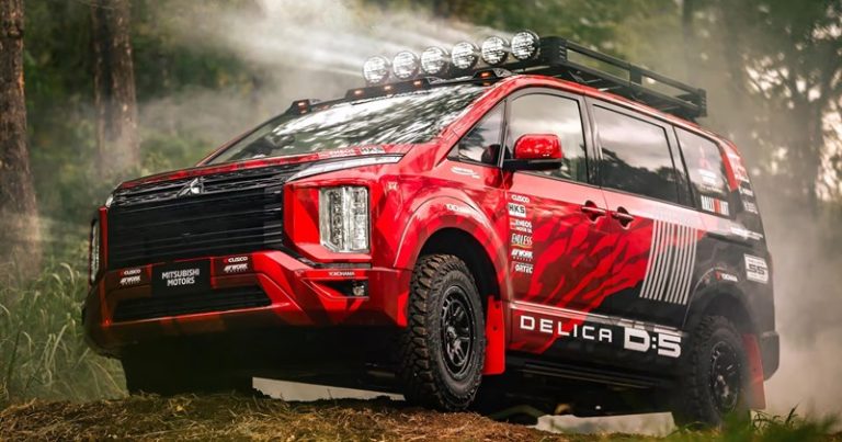 Mitsubishi Delica D:5 AXCR รถสนับสนุนของทีม RalliArt ระหว่างการลงแข่ง ...