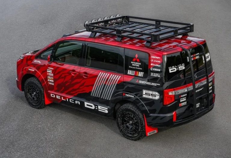 Mitsubishi Delica D:5 AXCR รถสนับสนุนของทีม RalliArt ระหว่างการลงแข่ง ...
