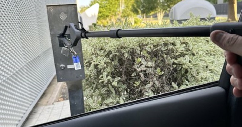 Tesla แถมไม้เอื้อมหยิบของ The Reacher ให้กับลูกค้าชาวอังกฤษ ที่ได้รับรถ ...