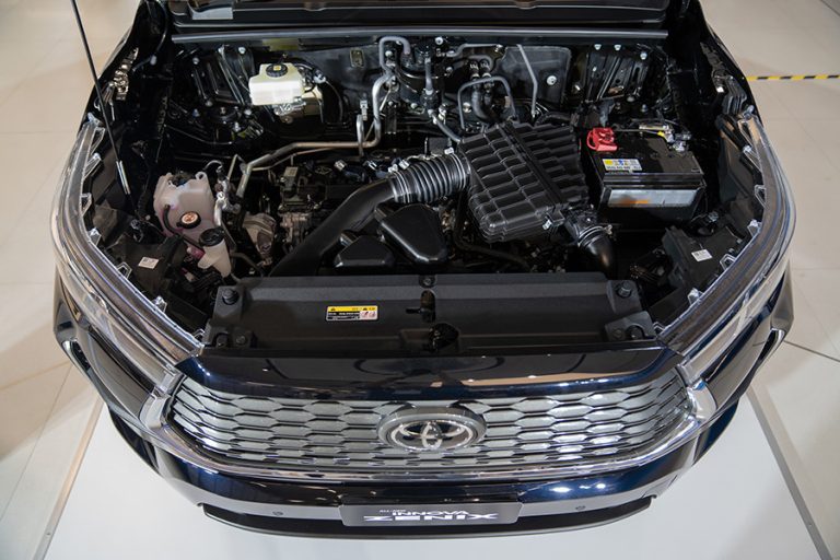 ภาพคันจริง Toyota Innova Zenix HEV 2 รุ่นย่อย 4 สีตัวถัง - HeadLight ...