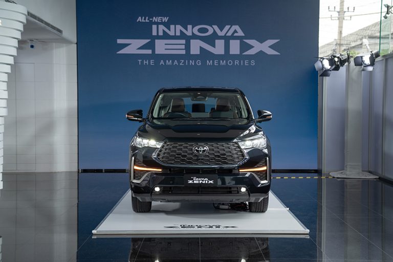 ภาพคันจริง Toyota Innova Zenix HEV 2 รุ่นย่อย 4 สีตัวถัง - HeadLight ...