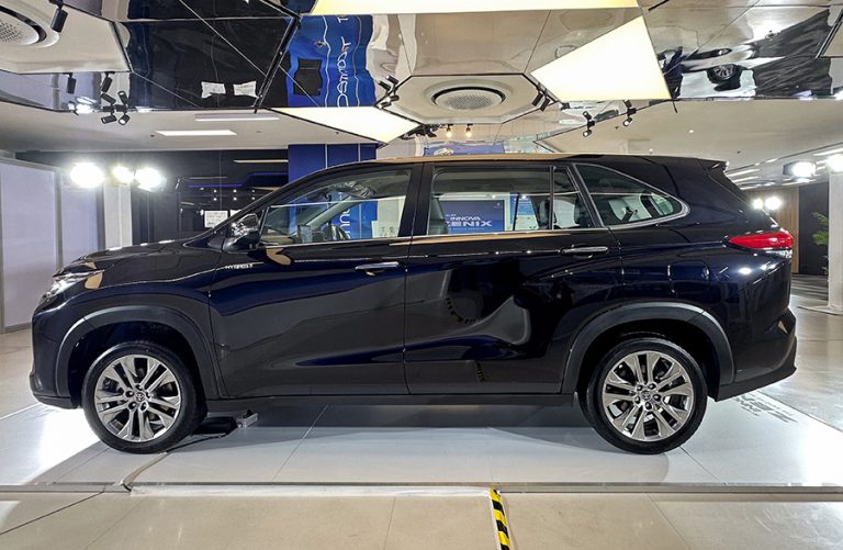 ภาพคันจริง Toyota Innova Zenix HEV 2 รุ่นย่อย 4 สีตัวถัง - HeadLight ...