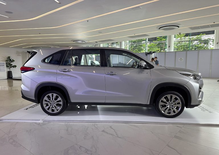 ภาพคันจริง Toyota Innova Zenix HEV 2 รุ่นย่อย 4 สีตัวถัง - HeadLight ...