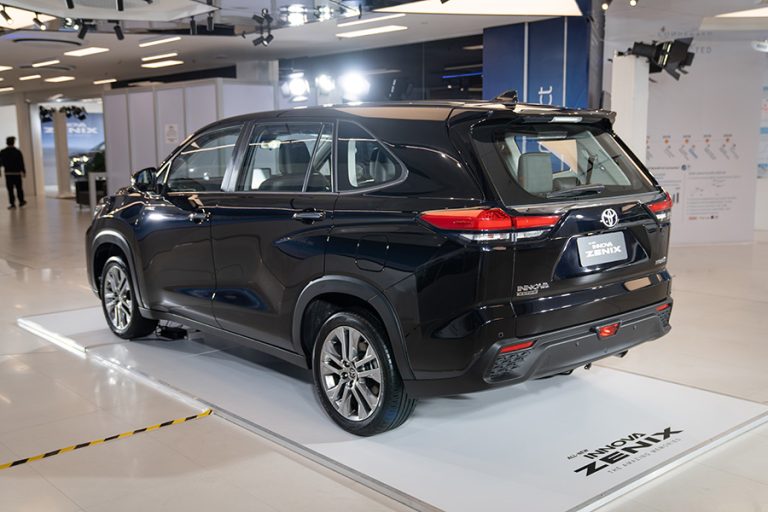 ภาพคันจริง Toyota Innova Zenix HEV 2 รุ่นย่อย 4 สีตัวถัง - HeadLight ...