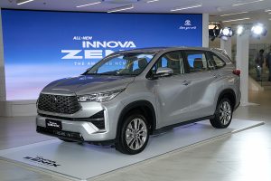 ภาพคันจริง Toyota Innova Zenix HEV 2 รุ่นย่อย 4 สีตัวถัง - HeadLight ...