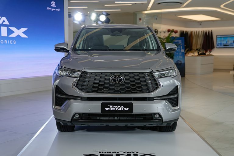 ภาพคันจริง Toyota Innova Zenix HEV 2 รุ่นย่อย 4 สีตัวถัง - HeadLight ...