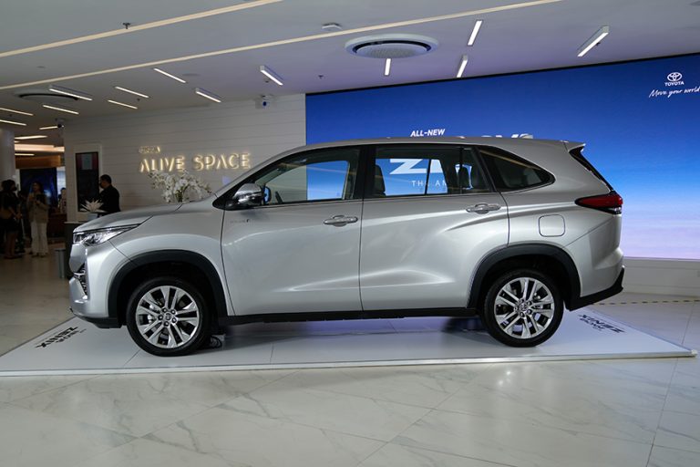 ภาพคันจริง Toyota Innova Zenix HEV 2 รุ่นย่อย 4 สีตัวถัง - HeadLight ...