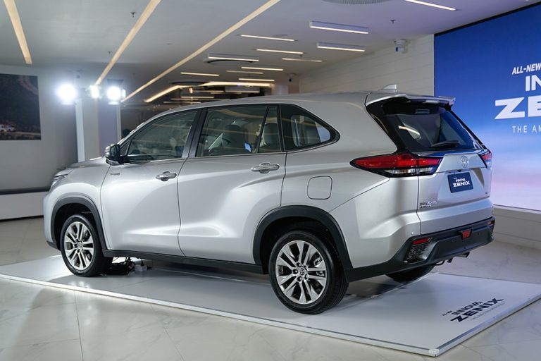 ภาพคันจริง Toyota Innova Zenix HEV 2 รุ่นย่อย 4 สีตัวถัง - HeadLight ...