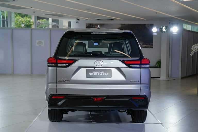 ภาพคันจริง Toyota Innova Zenix HEV 2 รุ่นย่อย 4 สีตัวถัง - HeadLight ...
