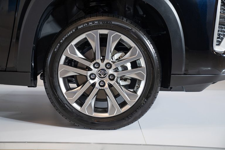 ภาพคันจริง Toyota Innova Zenix HEV 2 รุ่นย่อย 4 สีตัวถัง - HeadLight ...