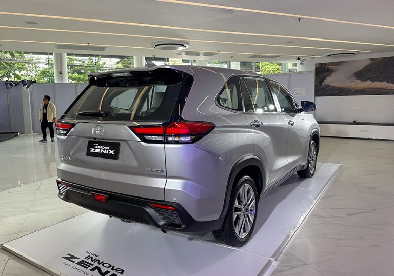 ภาพคันจริง Toyota Innova Zenix HEV 2 รุ่นย่อย 4 สีตัวถัง - HeadLight ...