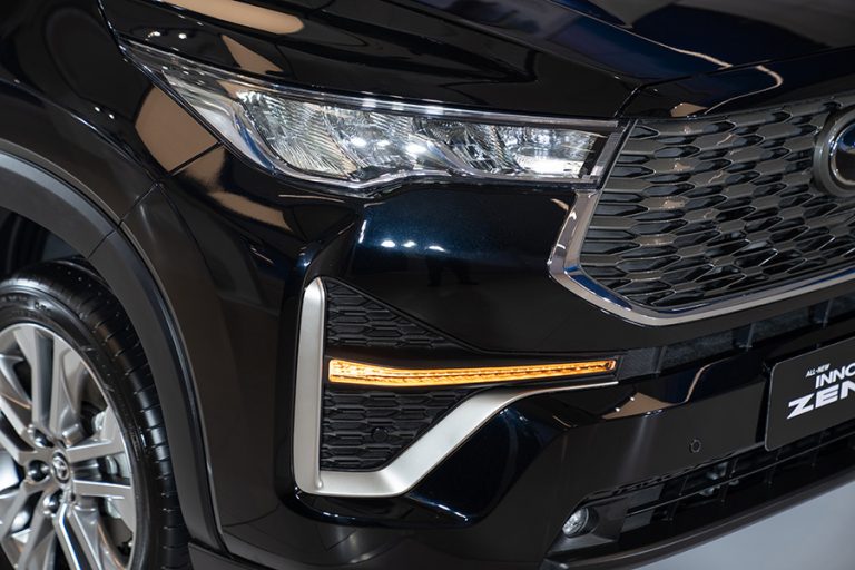 ภาพคันจริง Toyota Innova Zenix HEV 2 รุ่นย่อย 4 สีตัวถัง - HeadLight ...