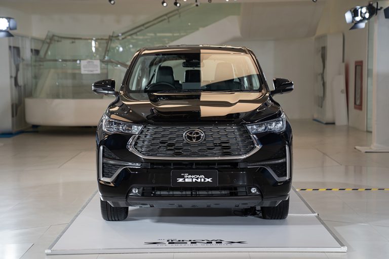 ภาพคันจริง Toyota Innova Zenix HEV 2 รุ่นย่อย 4 สีตัวถัง - HeadLight ...