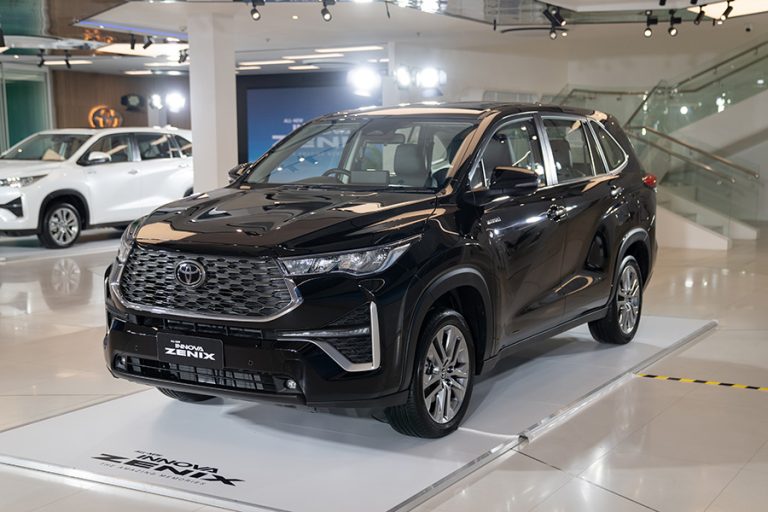 ภาพคันจริง Toyota Innova Zenix HEV 2 รุ่นย่อย 4 สีตัวถัง - HeadLight ...