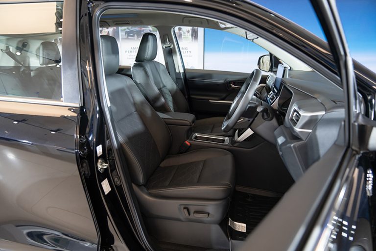 ภาพคันจริง Toyota Innova Zenix HEV 2 รุ่นย่อย 4 สีตัวถัง - HeadLight ...