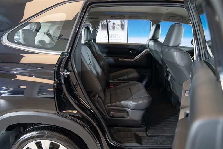 ภาพคันจริง Toyota Innova Zenix HEV 2 รุ่นย่อย 4 สีตัวถัง - HeadLight ...