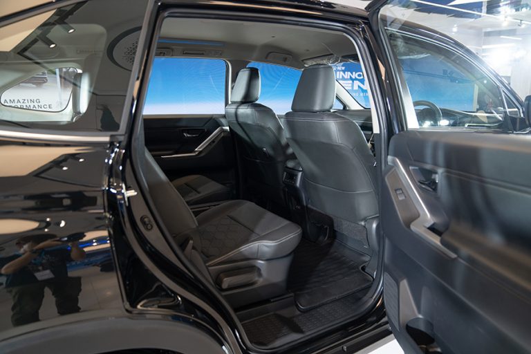 ภาพคันจริง Toyota Innova Zenix HEV 2 รุ่นย่อย 4 สีตัวถัง - HeadLight ...