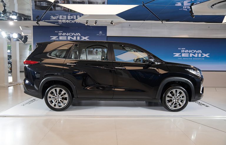 ภาพคันจริง Toyota Innova Zenix HEV 2 รุ่นย่อย 4 สีตัวถัง - HeadLight ...