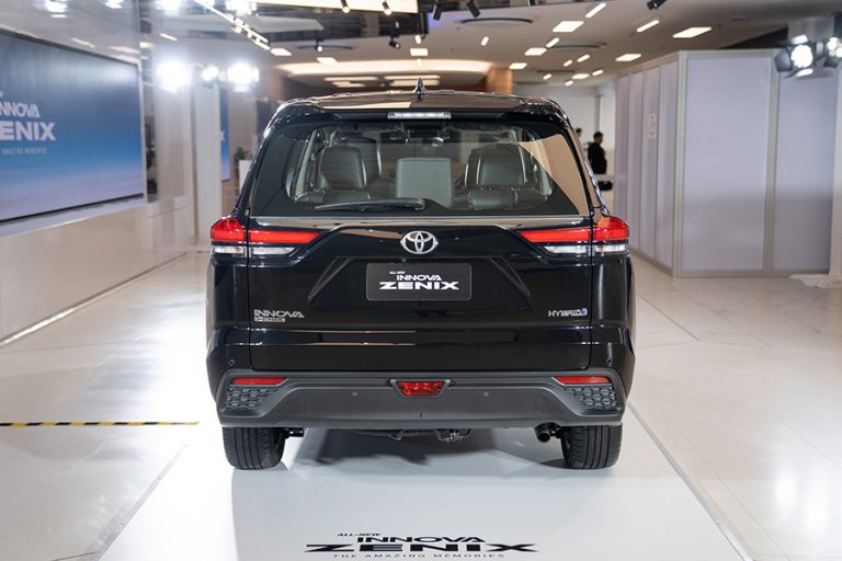 ภาพคันจริง Toyota Innova Zenix HEV 2 รุ่นย่อย 4 สีตัวถัง - HeadLight ...