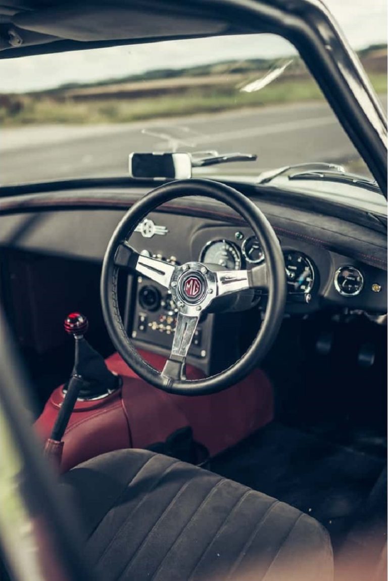 สำนัก Frontline Cars เปิดตัวผลงานคืนชีวิตให้ MG MGB มีทั้งขุมพลัง V8 ...