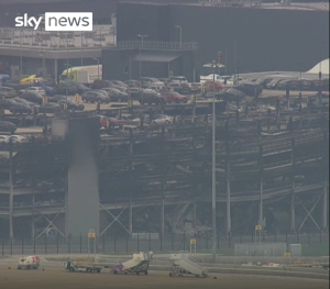 เกิดเหตุไฟไหม้ อาคารจอดรถในสนามบิน Luton อังกฤษ จนรถยนต์เสียหายกว่า ...