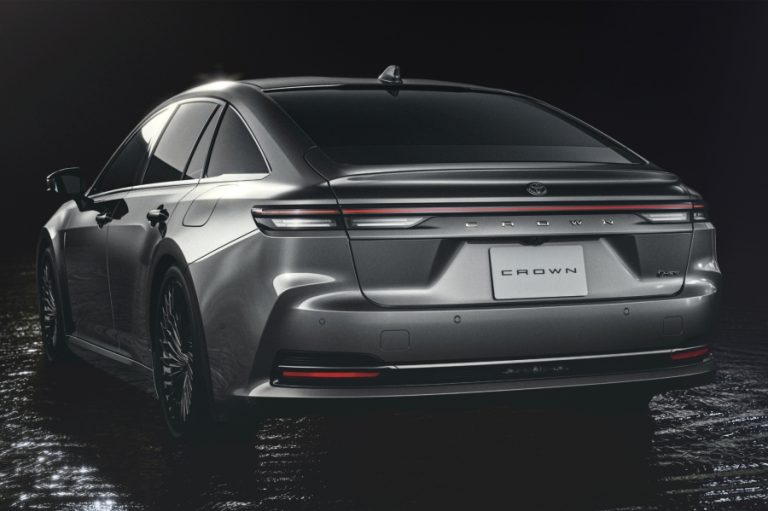 Toyota Crown Sedan JDM การกลับมาของ Crown ต้นตำหรับในรูปแบบรถซีดานสุด ...