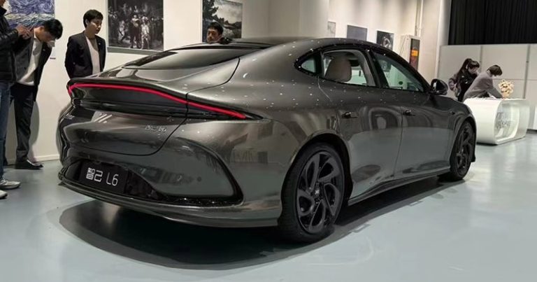 IM L6 จากเครือ SAIC จะมีรุ่นที่ใช้แบตเตอรี่ solid state ขับได้ไกลกว่า 1,000 km (CLTC) ตามมา ...