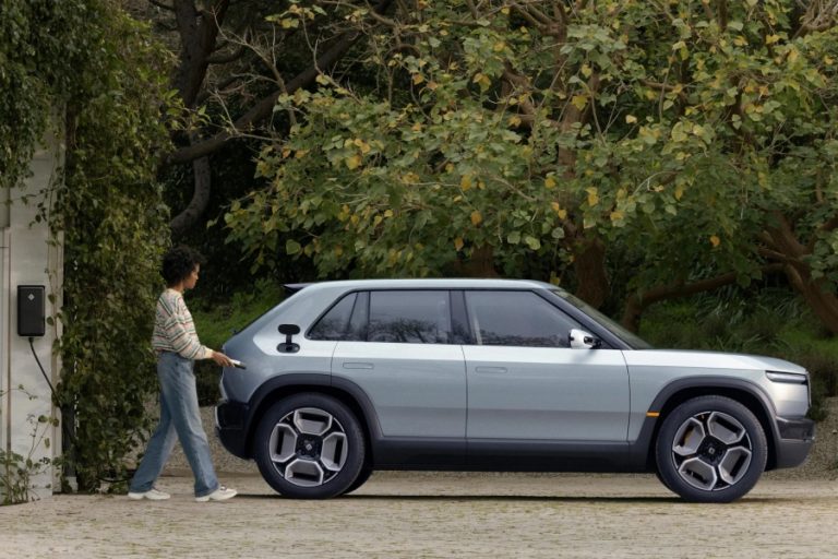 เผยภาพ Rivian R3 / R3X Compact Hatchback ยกสูง สไตล์เรโทร ขุมพลังไฟฟ้า ...