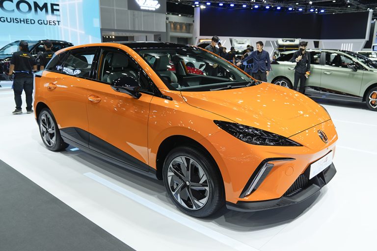 ราคาอย่างเป็นทางการ MG 4 Electric (MY2025) : 709,900 - 889,900 บาท ...