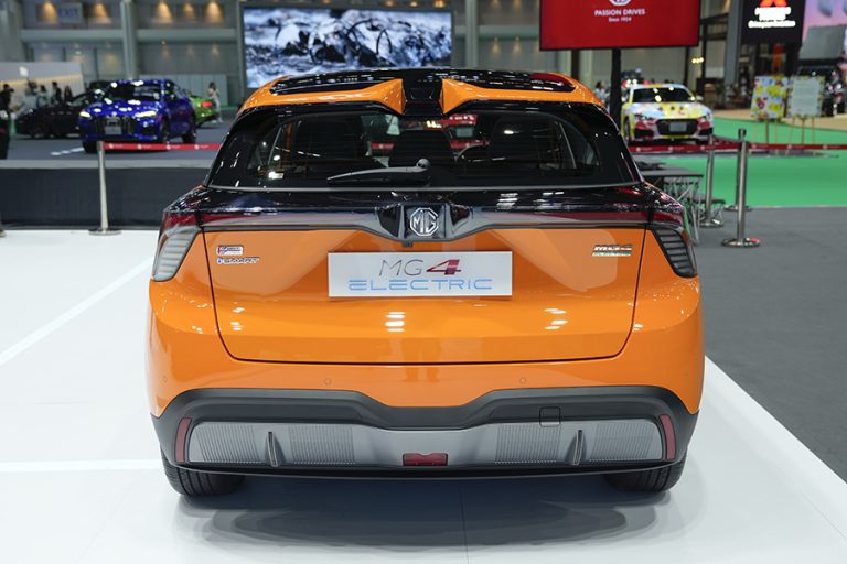 ราคาอย่างเป็นทางการ MG 4 Electric (MY2025) : 709,900 - 889,900 บาท ...