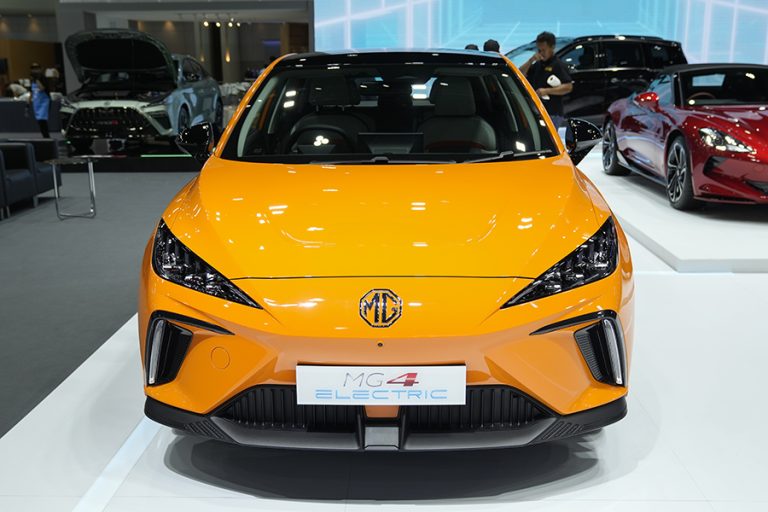 ราคาอย่างเป็นทางการ MG 4 Electric (MY2025) : 709,900 - 889,900 บาท ...