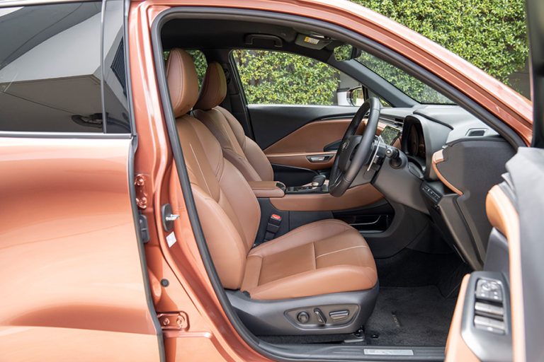 ภาพคันจริง Lexus LBX Premium | คงความเป็นเล็กซัส ทั้งความประณีต หน้าตา ...