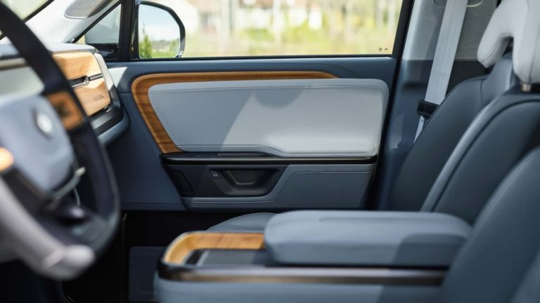 Rivian R1T และ R1S MY2025 อัพเกรดฟีเจอร์และขุมพลังทะลุ 1 พันแรงม้าใน ...