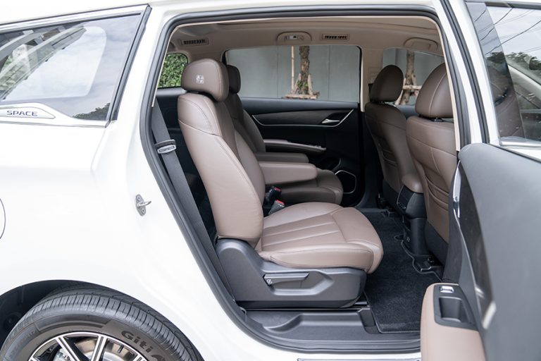 ราคาอย่างเป็นทางการ + เทียบสเป็ค BYD M6 : 829,900 - 929,900 บาท | MPV 6 ...