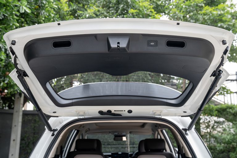 ราคาอย่างเป็นทางการ + เทียบสเป็ค BYD M6 : 829,900 - 929,900 บาท | MPV 6 ...