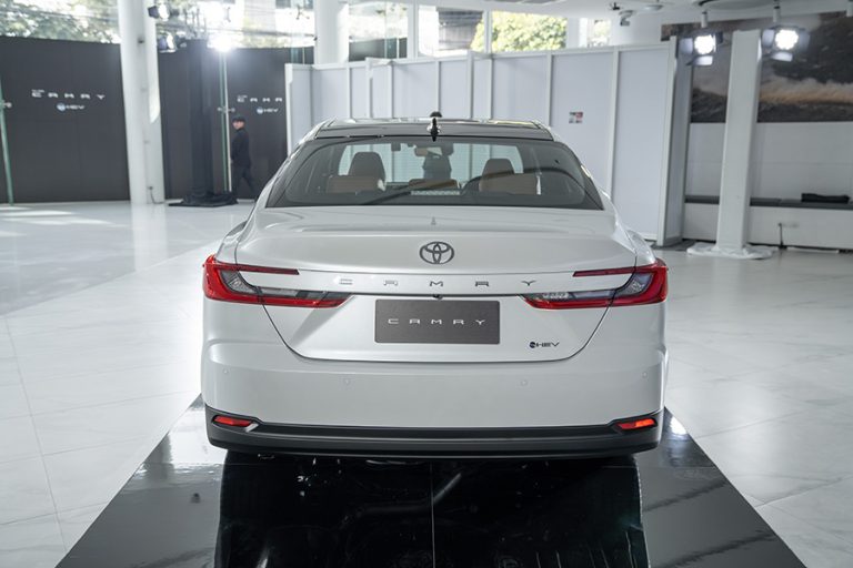 ภาพคันจริง All NEW Toyota Camry HEV | รวมทุกรุ่นย่อย พร้อมชุดตกแต่ง ...