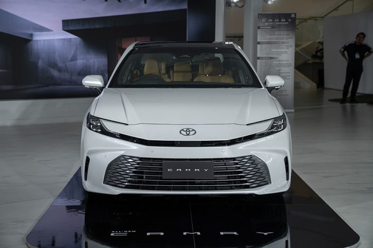 ภาพคันจริง All NEW Toyota Camry HEV | รวมทุกรุ่นย่อย พร้อมชุดตกแต่ง ...
