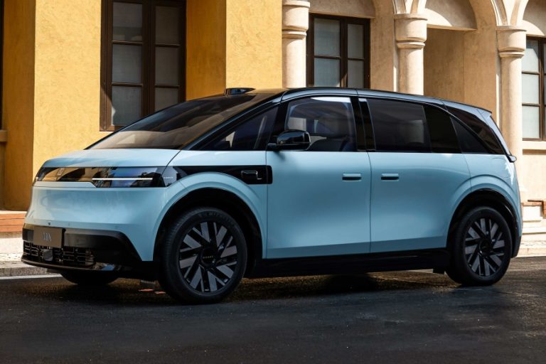 Zeekr Mix รถ Minivan ขุมพลังไฟฟ้าล้วน ประตูสุดล้ำไร้เสากลาง มอเตอร์ ...